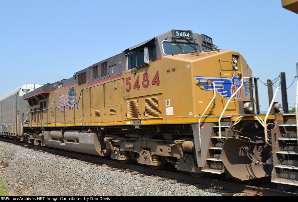 UP AC45CCTE 5484 trails on NS 290